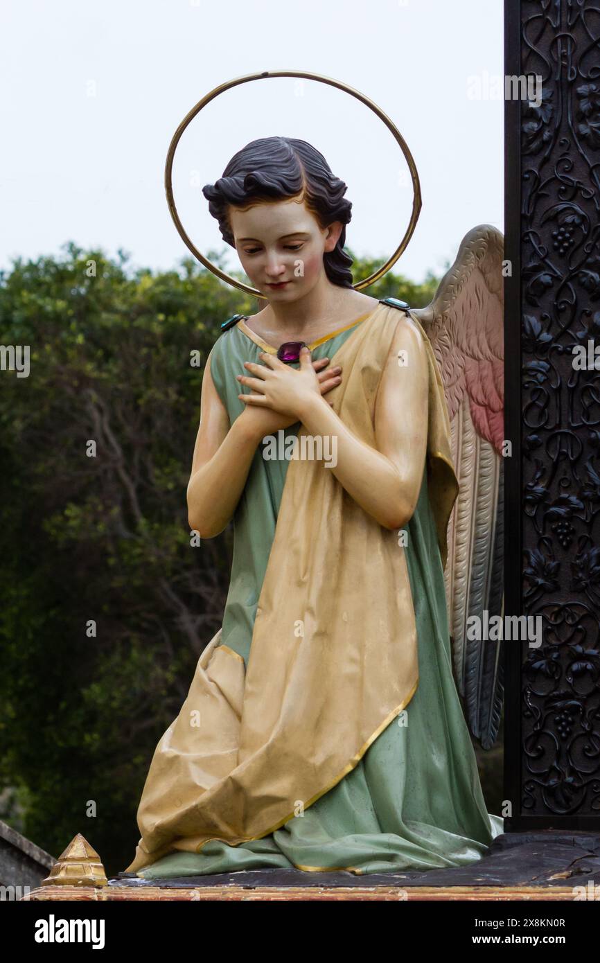 Good friday church statue hi-res stock photography and images - Alamy