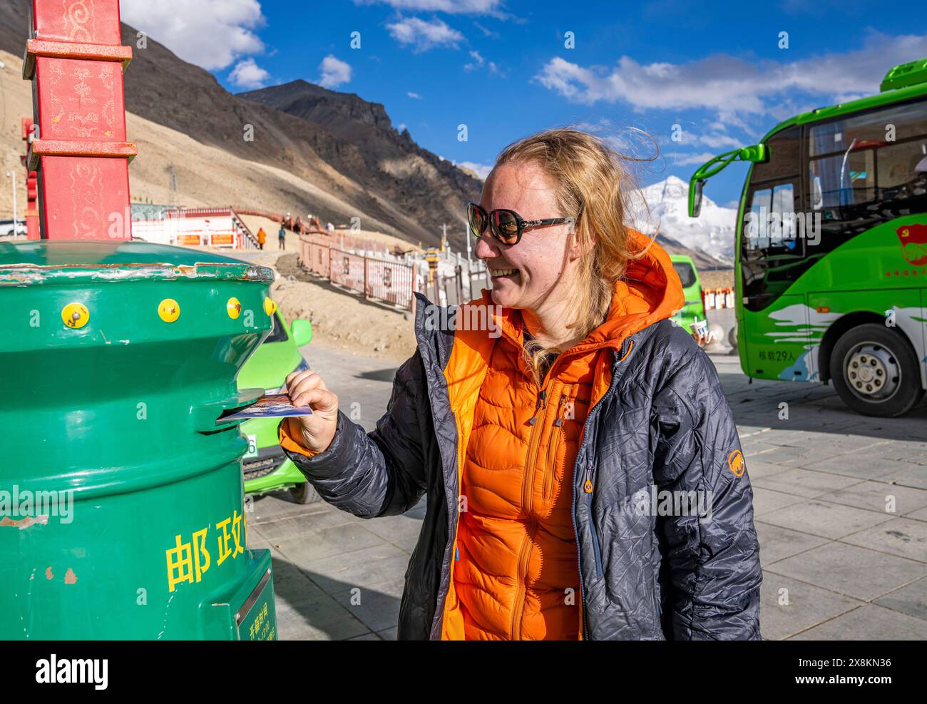 (240526) -- LHASA, May 26, 2024 (Xinhua) -- Natalia Yanina, a tourist ...