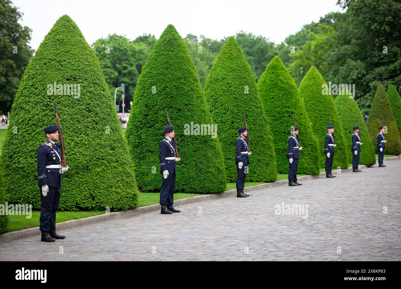 Berlin, Germany. 26th May, 2024. Soldiers from the Bundeswehr's guard ...