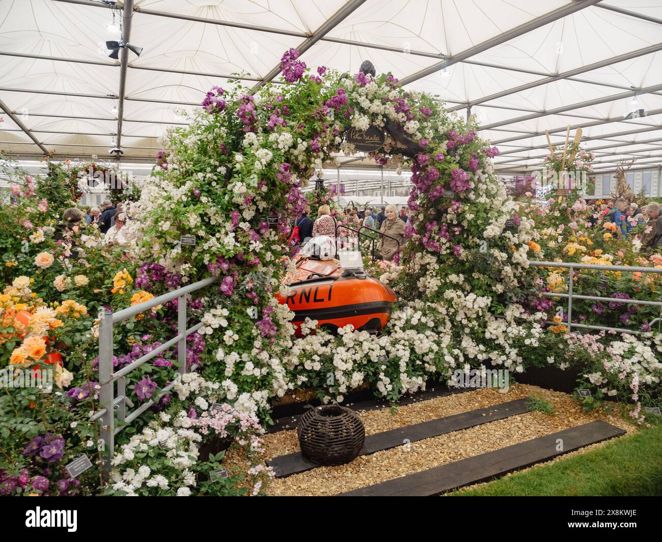 Garden Exhibit at Chelsea Flower Show Stock Photo - Alamy