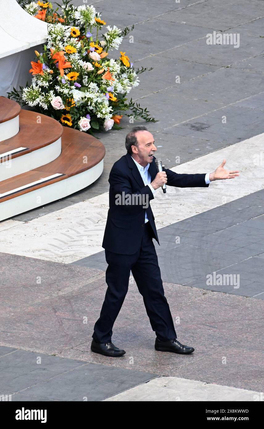 Italian film director Roberto Benigni delivers a speech during a mass ...