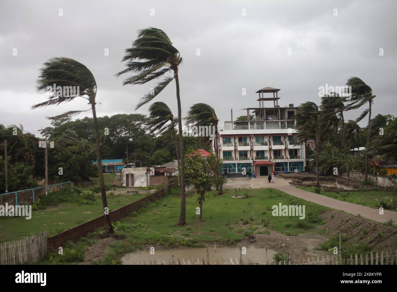 Dhaka, Dhaka, Bangladesh. 26th May, 2024. Tourists are walking through ...