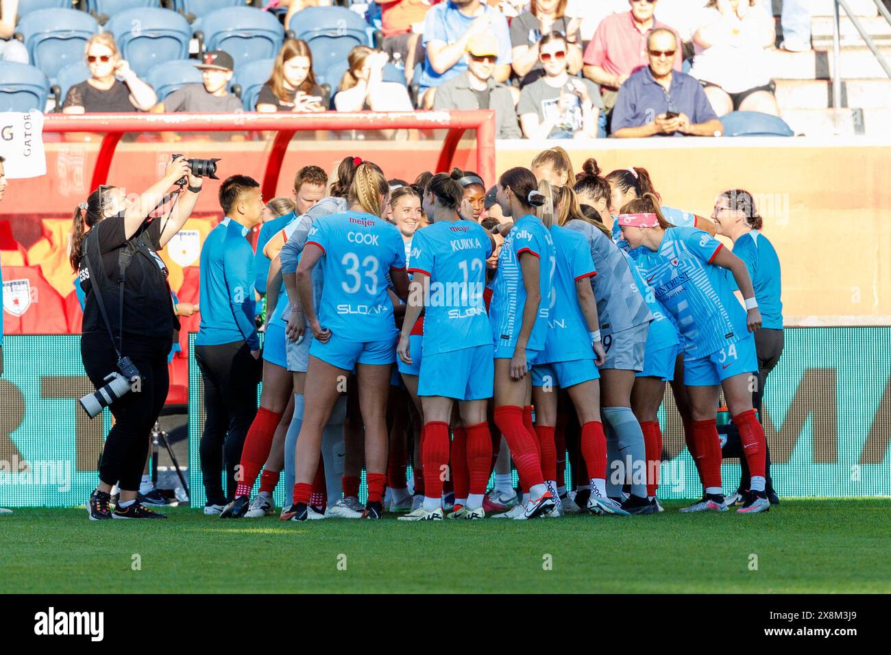 Bridgeview, Illinois, USA. 25th May, 2024. Chicago Red Stars huddle ...