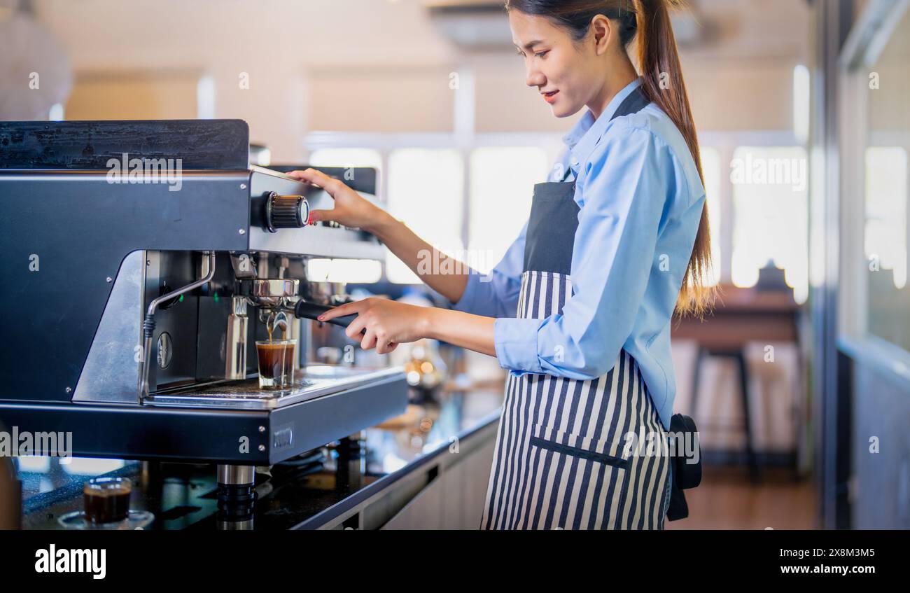 Baristas hand hi-res stock photography and images - Alamy