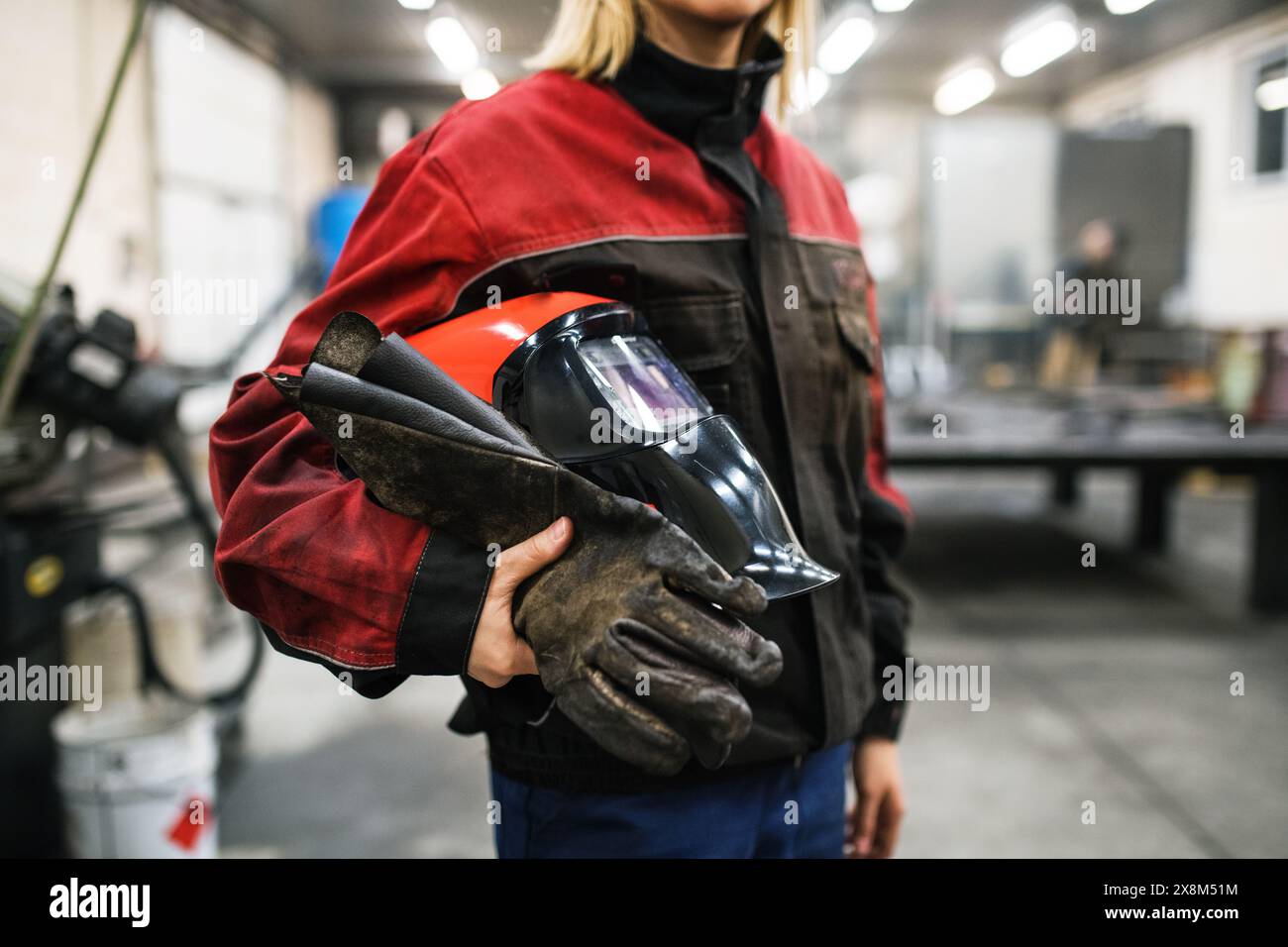 Close up female welder working hi-res stock photography and images - Alamy