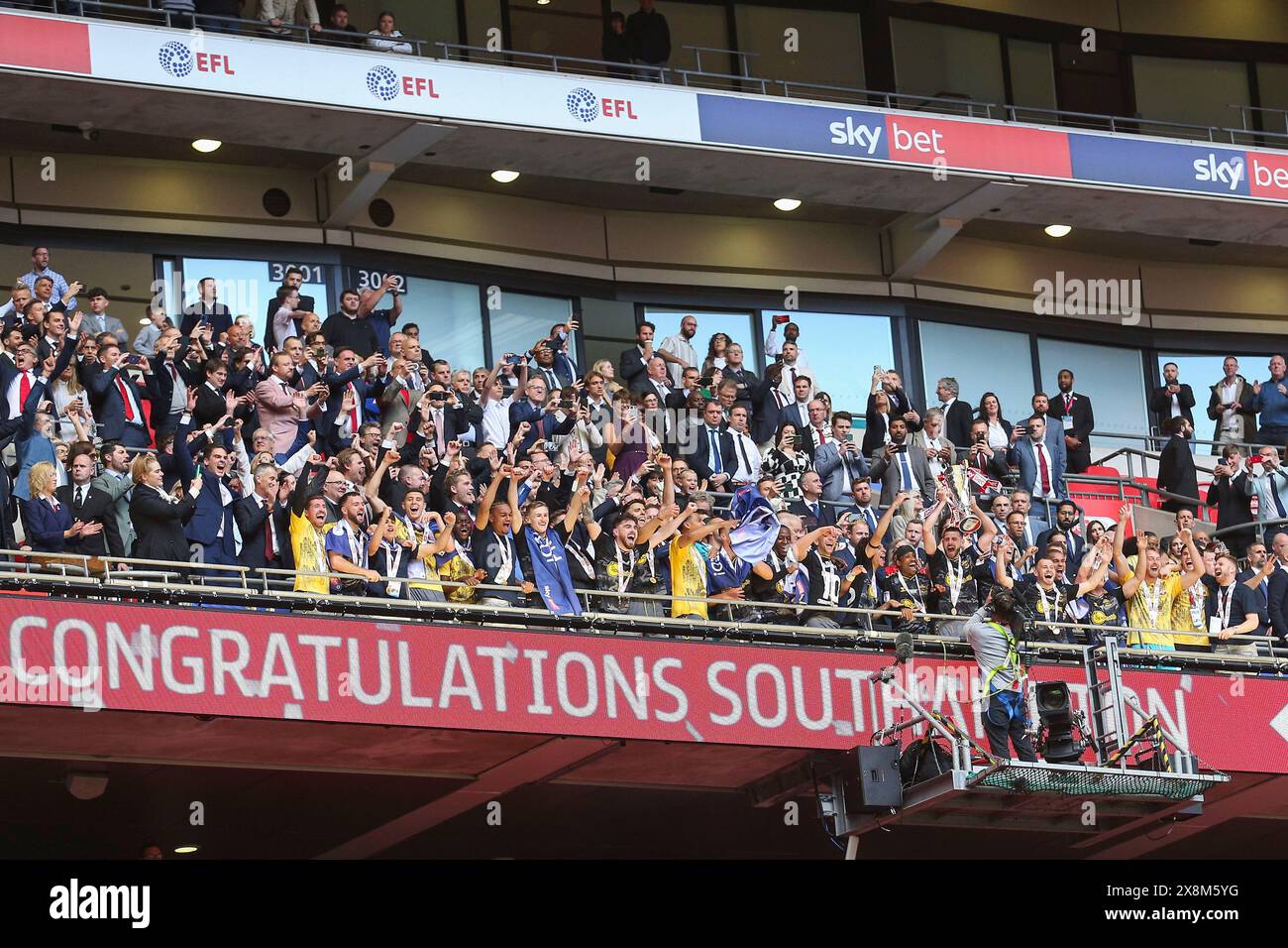 Efl championship trophy hi-res stock photography and images - Alamy