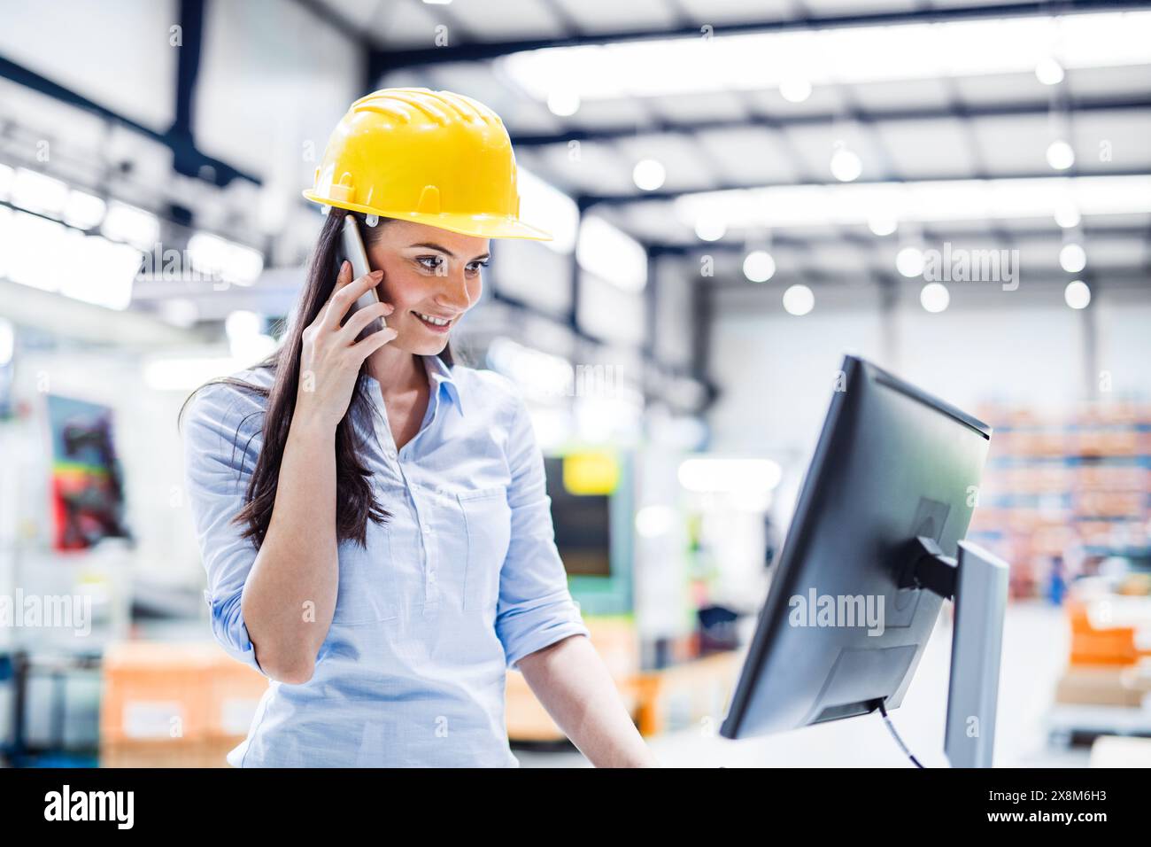 Phone call engineering woman hi-res stock photography and images - Alamy