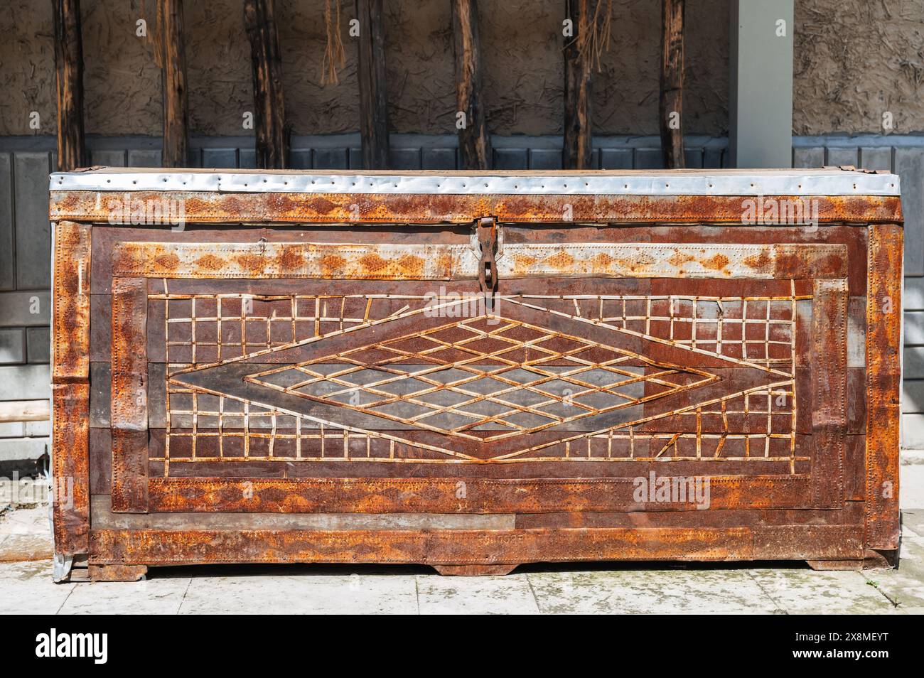 Old fashioned wooden casket hi-res stock photography and images - Alamy