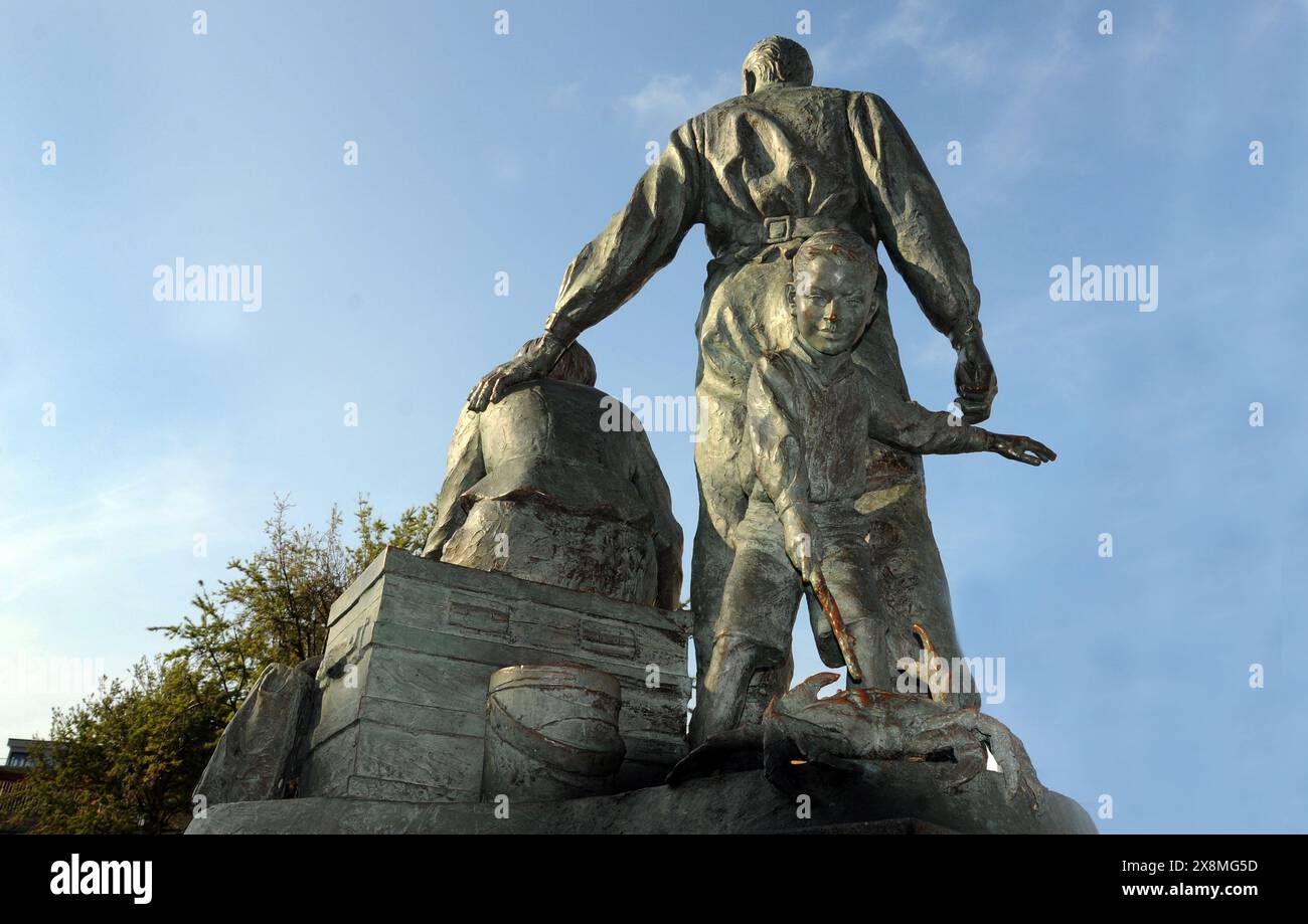 ENGLISH COASTAL PATH, PIONEER STATUE, POINT BATTERY, POINT BARRACKS ...