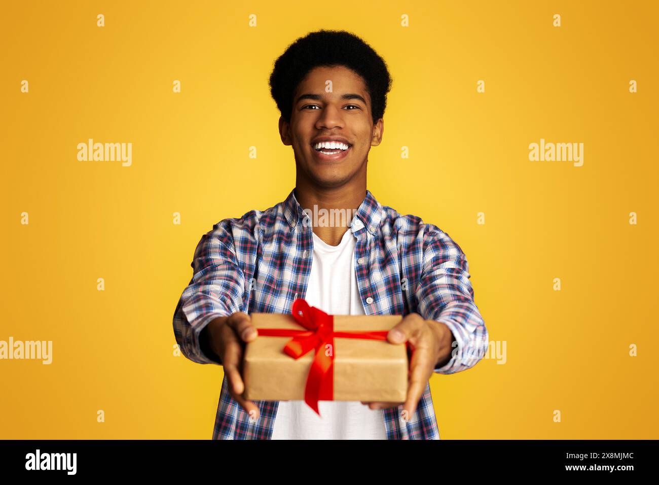 Craft gift box red hi-res stock photography and images - Alamy