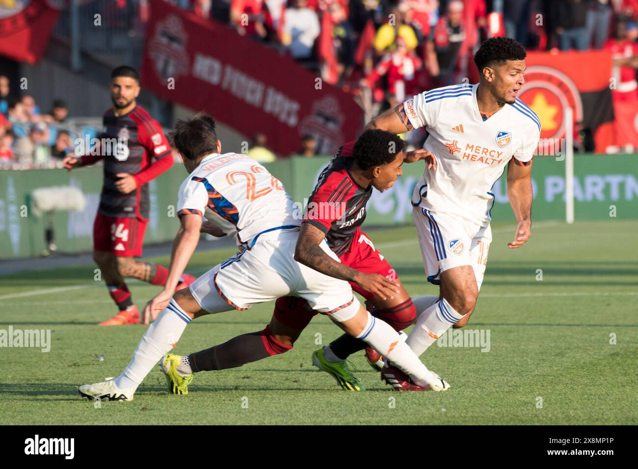 Gerardo Valenzuela (L), Miles Robinson (R) of Cincinnati and Tyrese ...