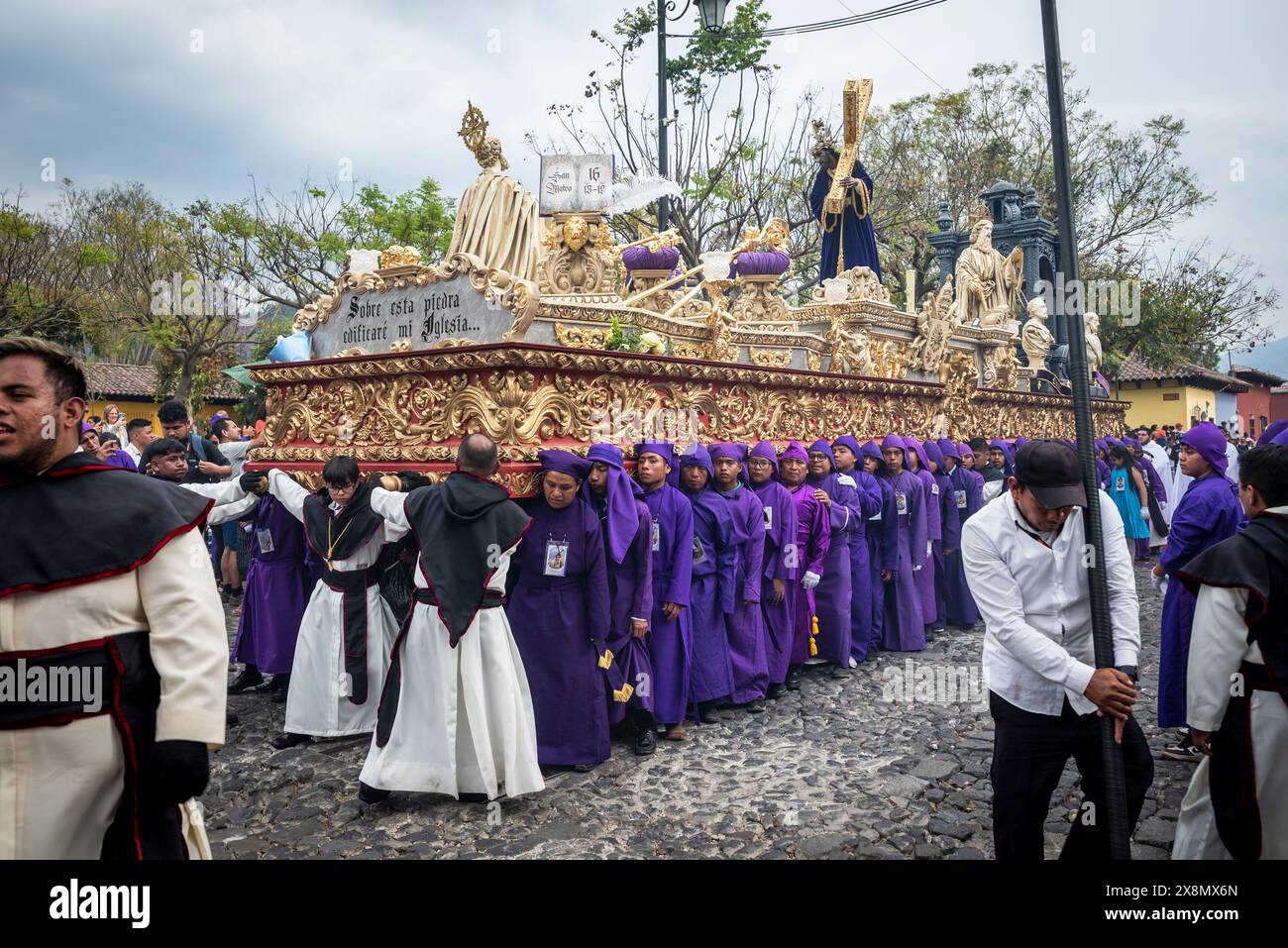 People carrying the statue of Jesus carrying the cross, Traditional ...