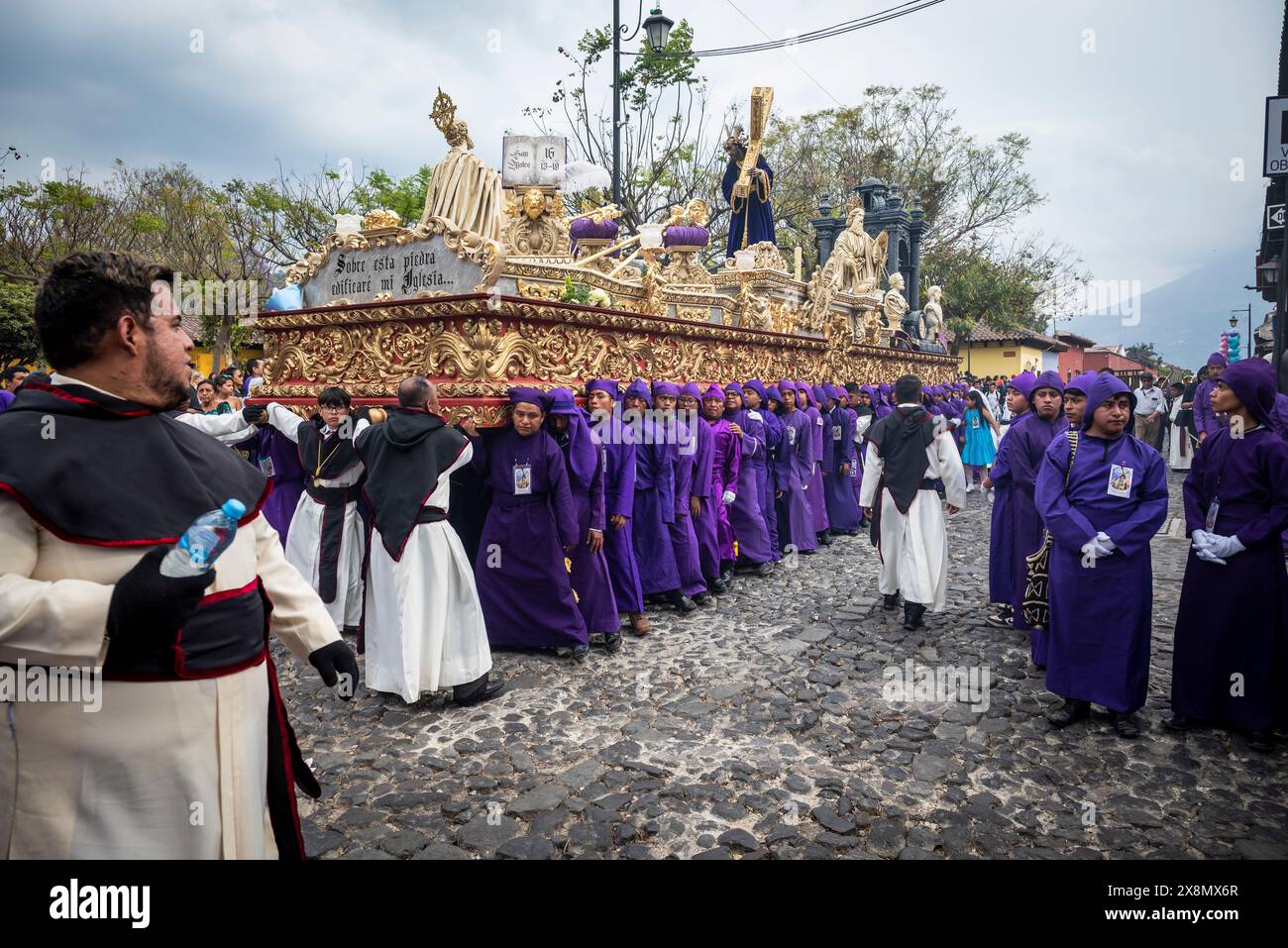 People carrying the statue of Jesus carrying the cross, Traditional ...