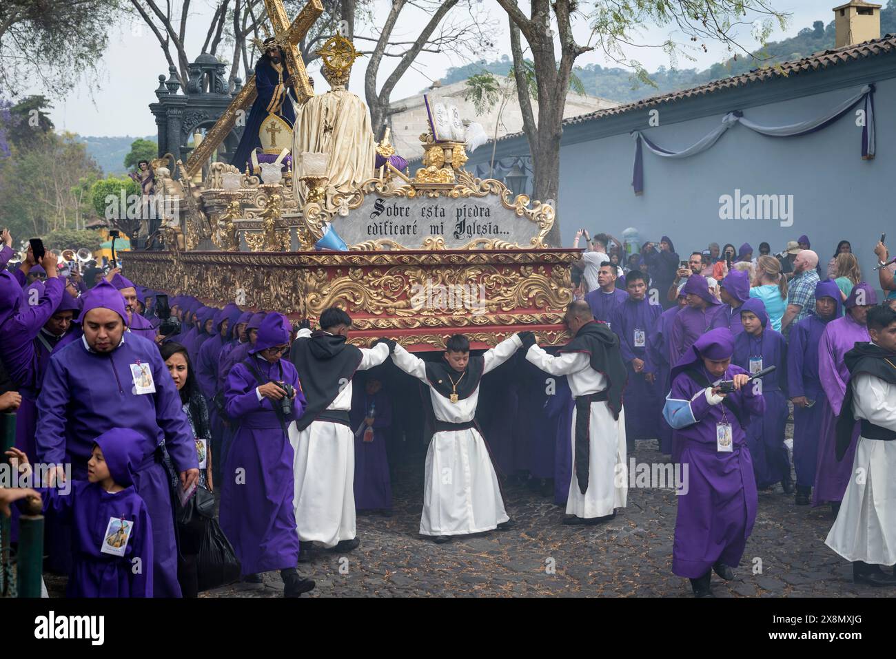 People carrying the statue of Jesus carrying the cross, Traditional ...