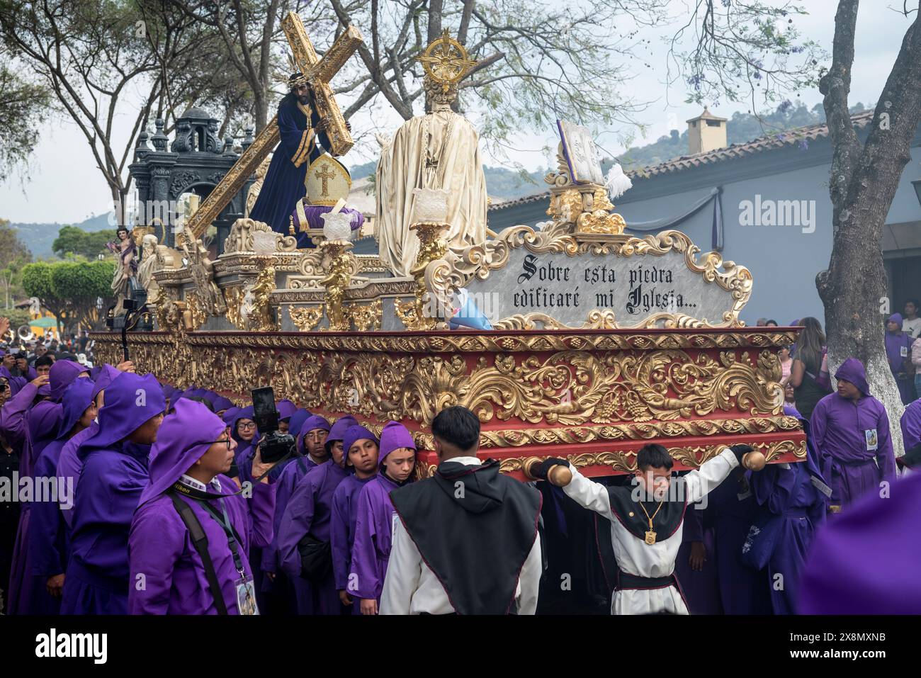 People carrying the statue of Jesus carrying the cross, Traditional ...