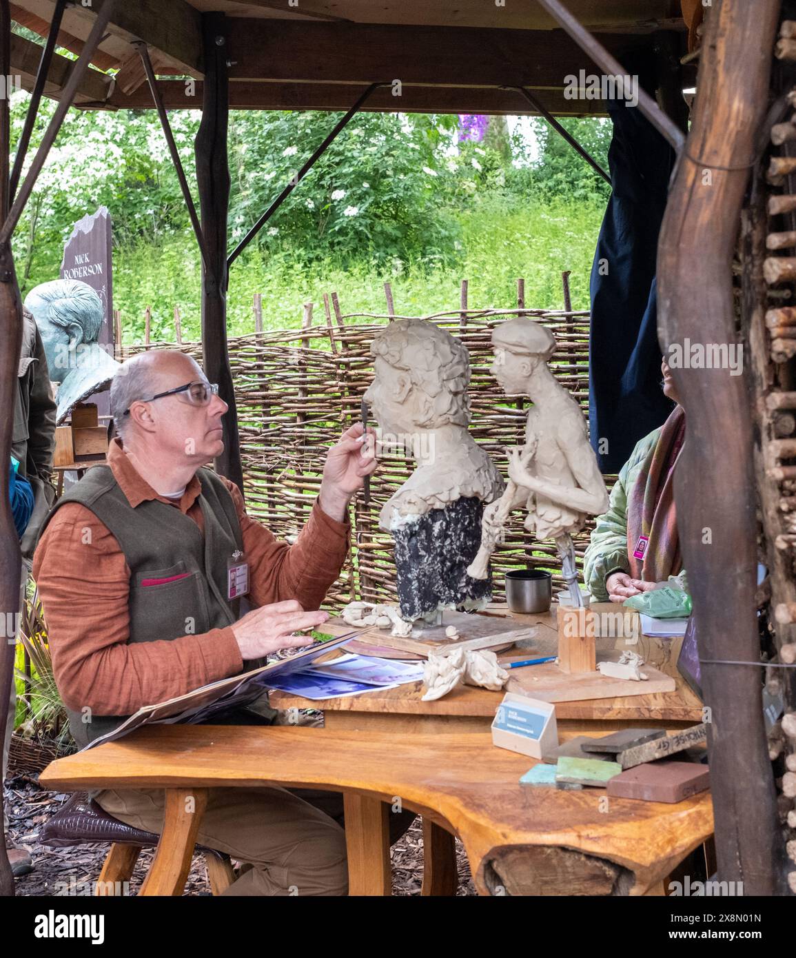 Sculpturer giving a demonstration at a trade fair Stock Photo - Alamy