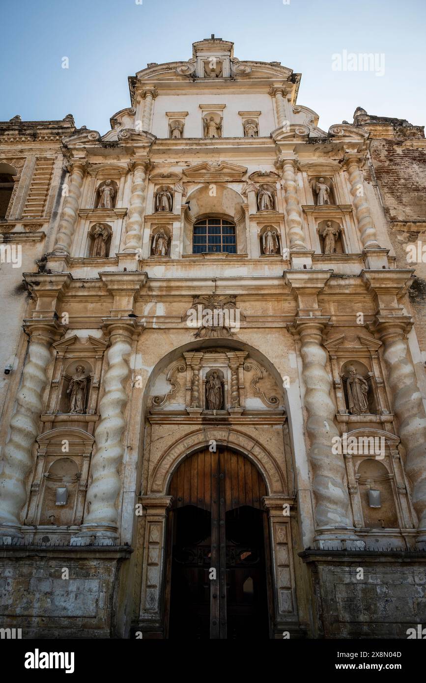Twisted salomonic columns hi-res stock photography and images - Alamy