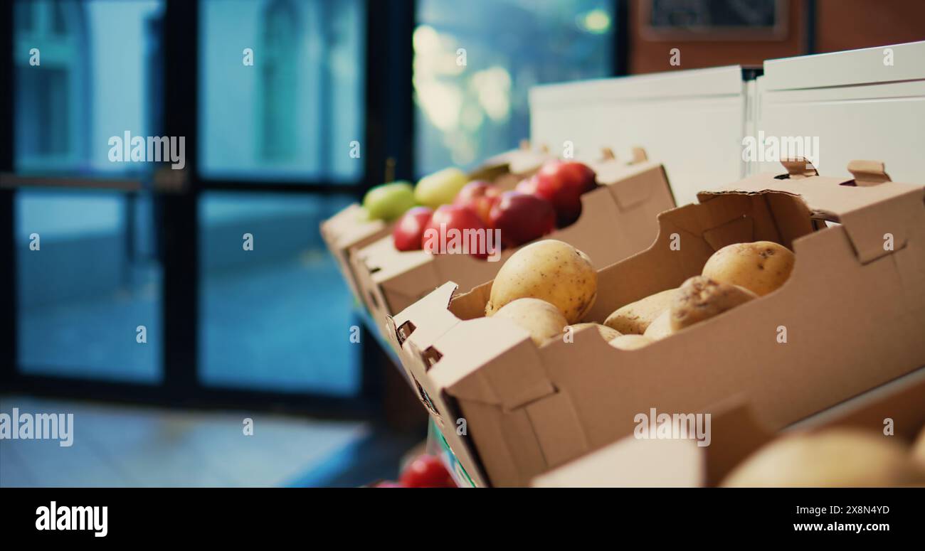 Empty produce shelves hi-res stock photography and images - Alamy