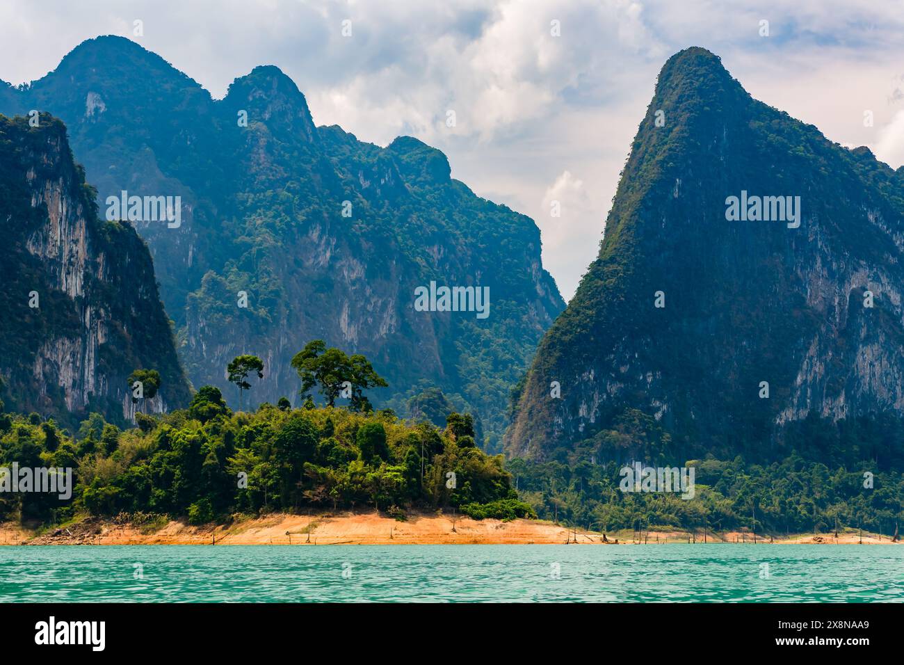 Dense tropical jungle and towering limestone cliffs in Khao Sok, Surat ...