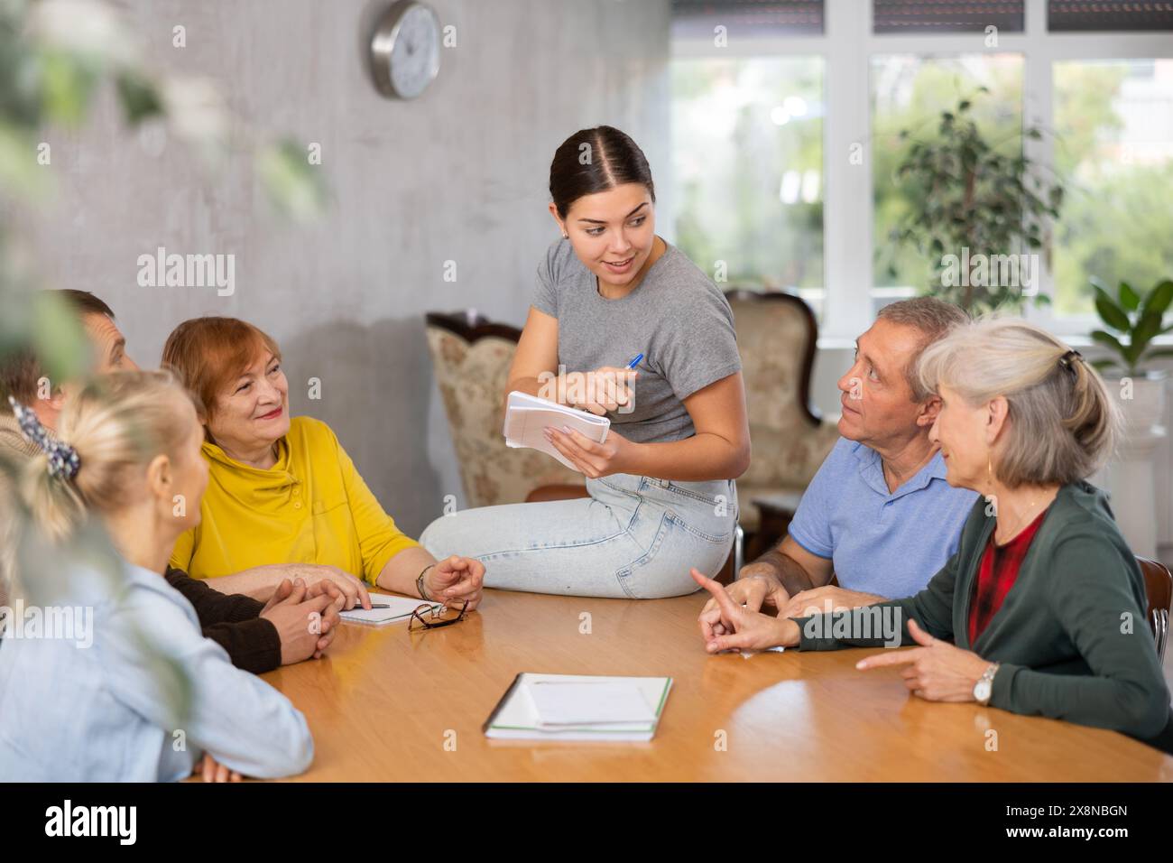 Teacher leading group discussion hi-res stock photography and images ...