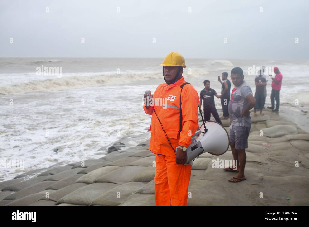 Dhaka, Dhaka, Bangladesh. 26th May, 2024. Volunteers of the Cyclone ...