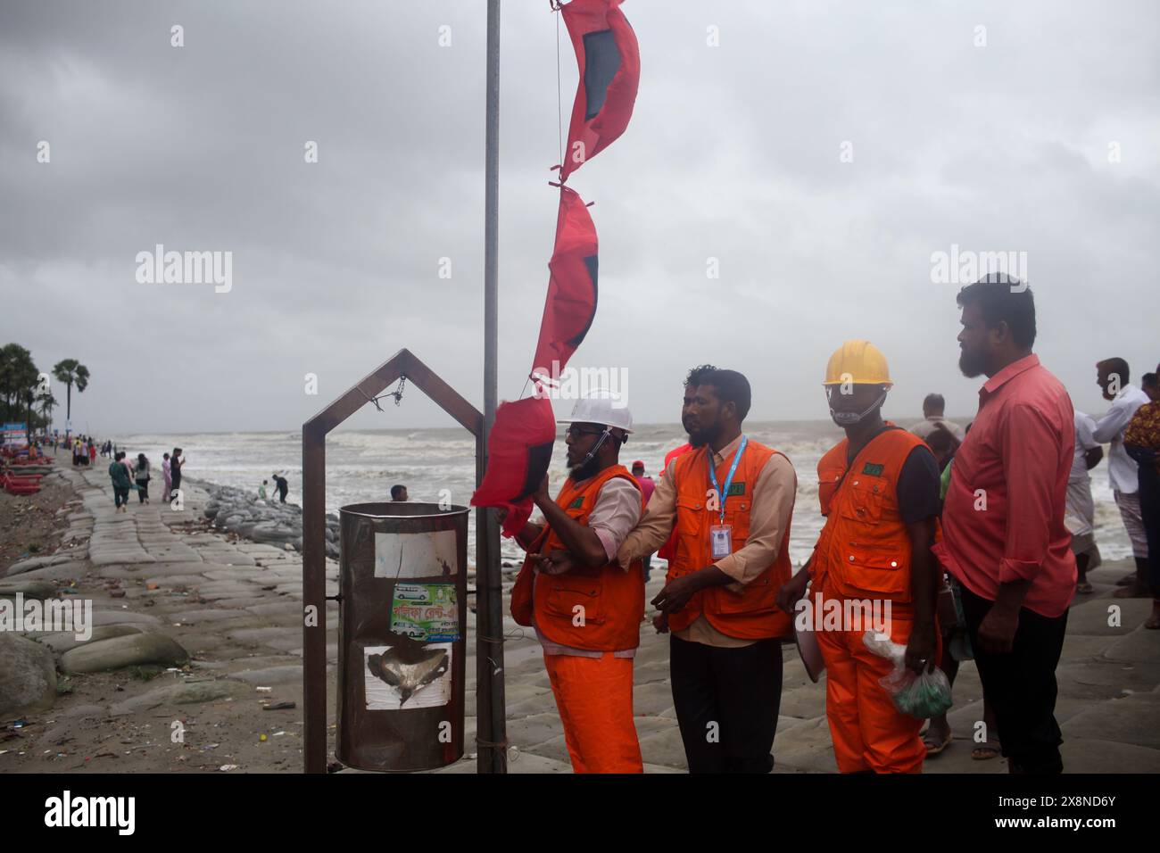 Dhaka, Dhaka, Bangladesh. 26th May, 2024. Tourists are walking through ...