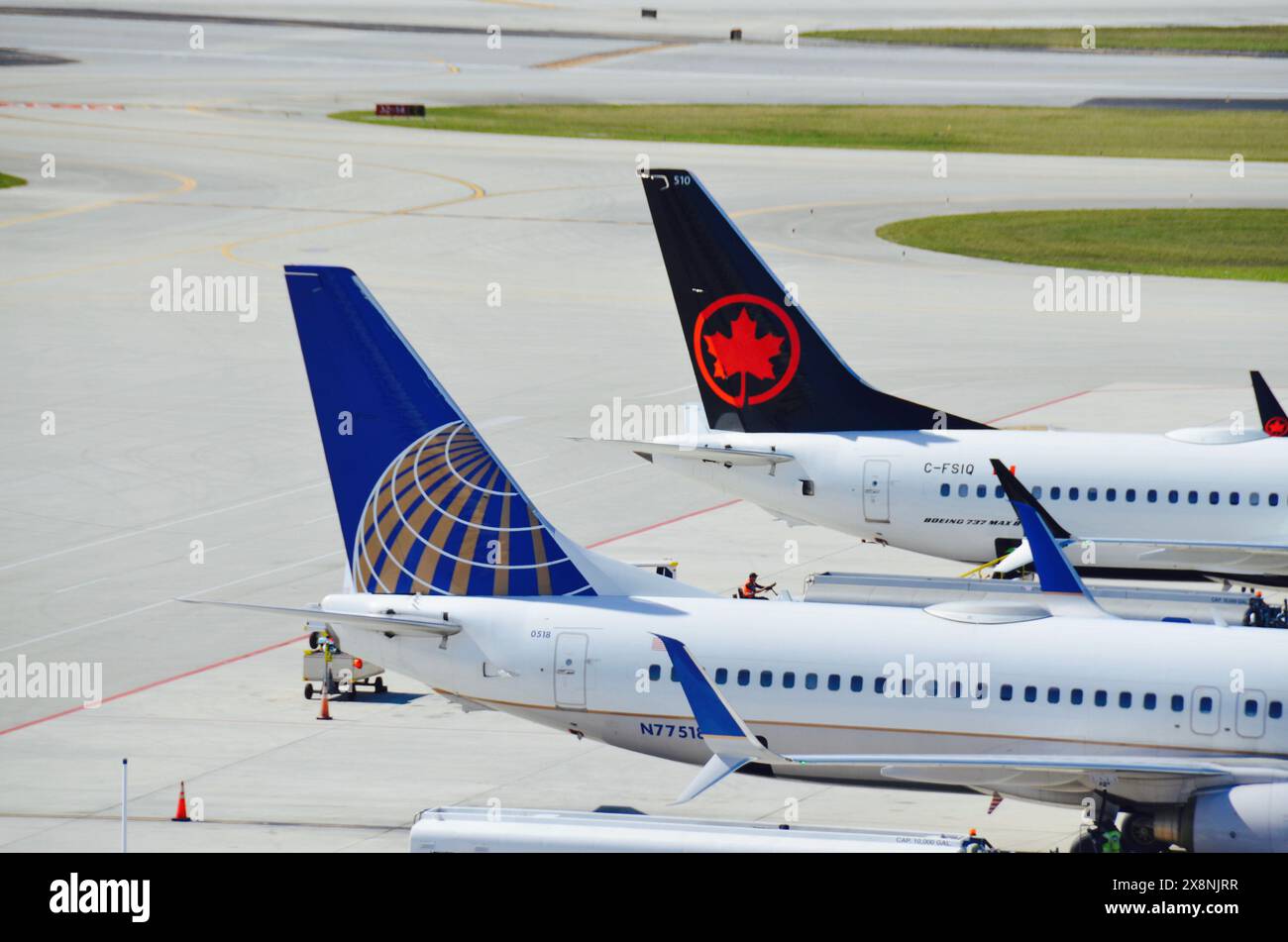 Airline takeoff run way hi-res stock photography and images - Alamy