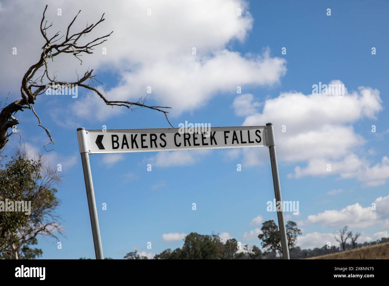 Waterfall Way Australia, signpost and directions to Bakers Creek falls ...