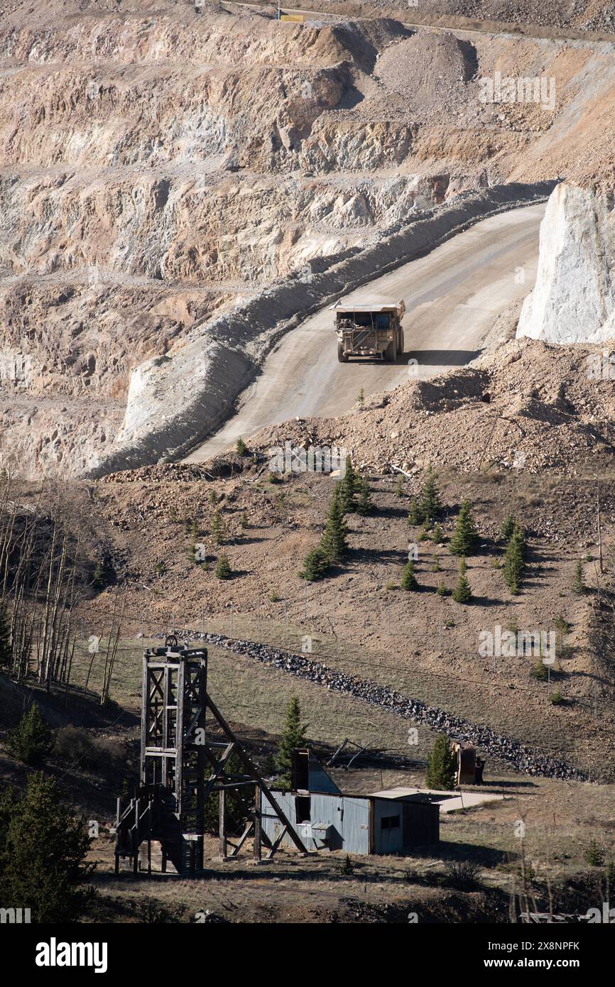 Gold mine pit with trucks hi-res stock photography and images - Alamy