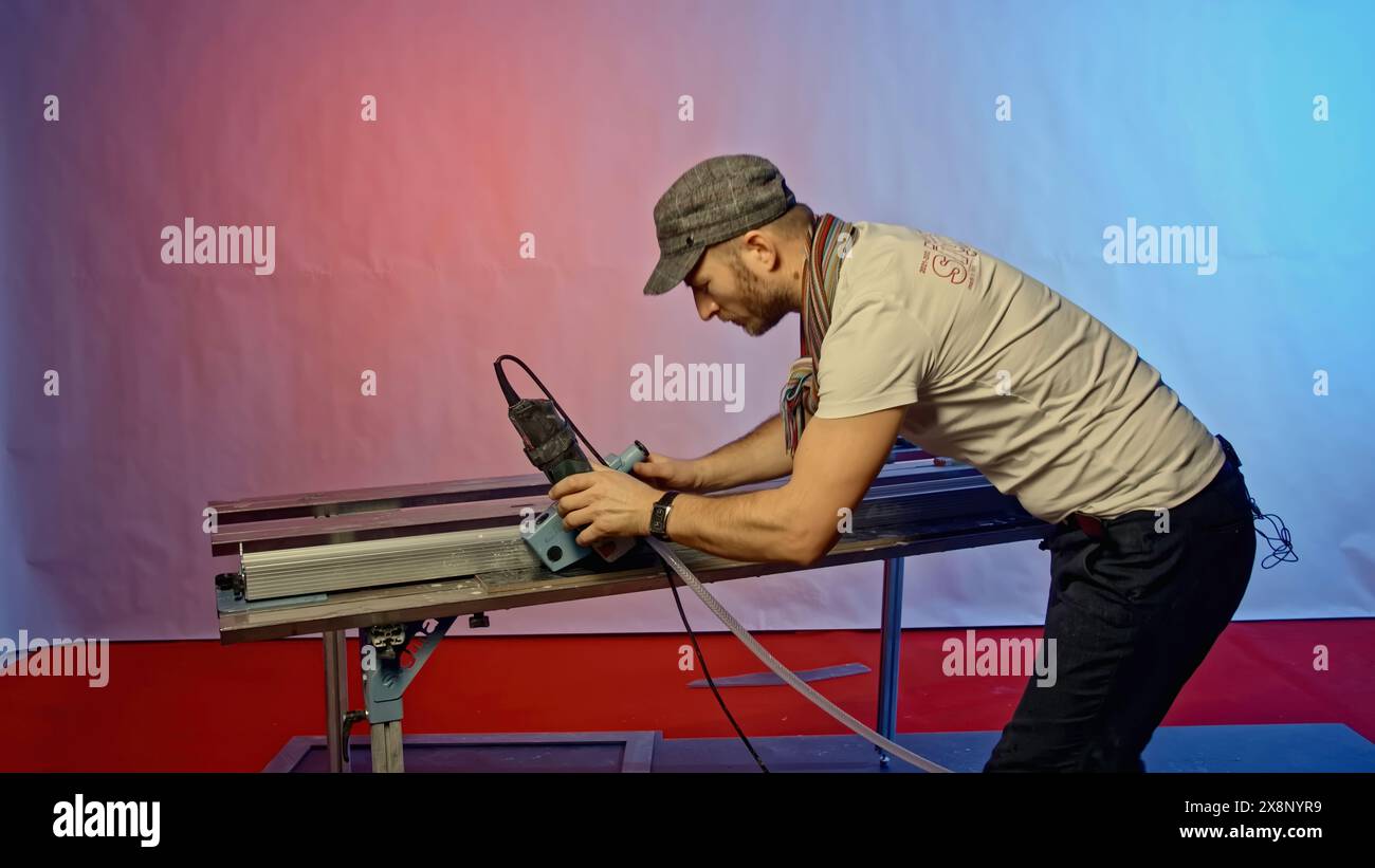 The process of cutting porcelain stoneware slabs with a hydraulic ...