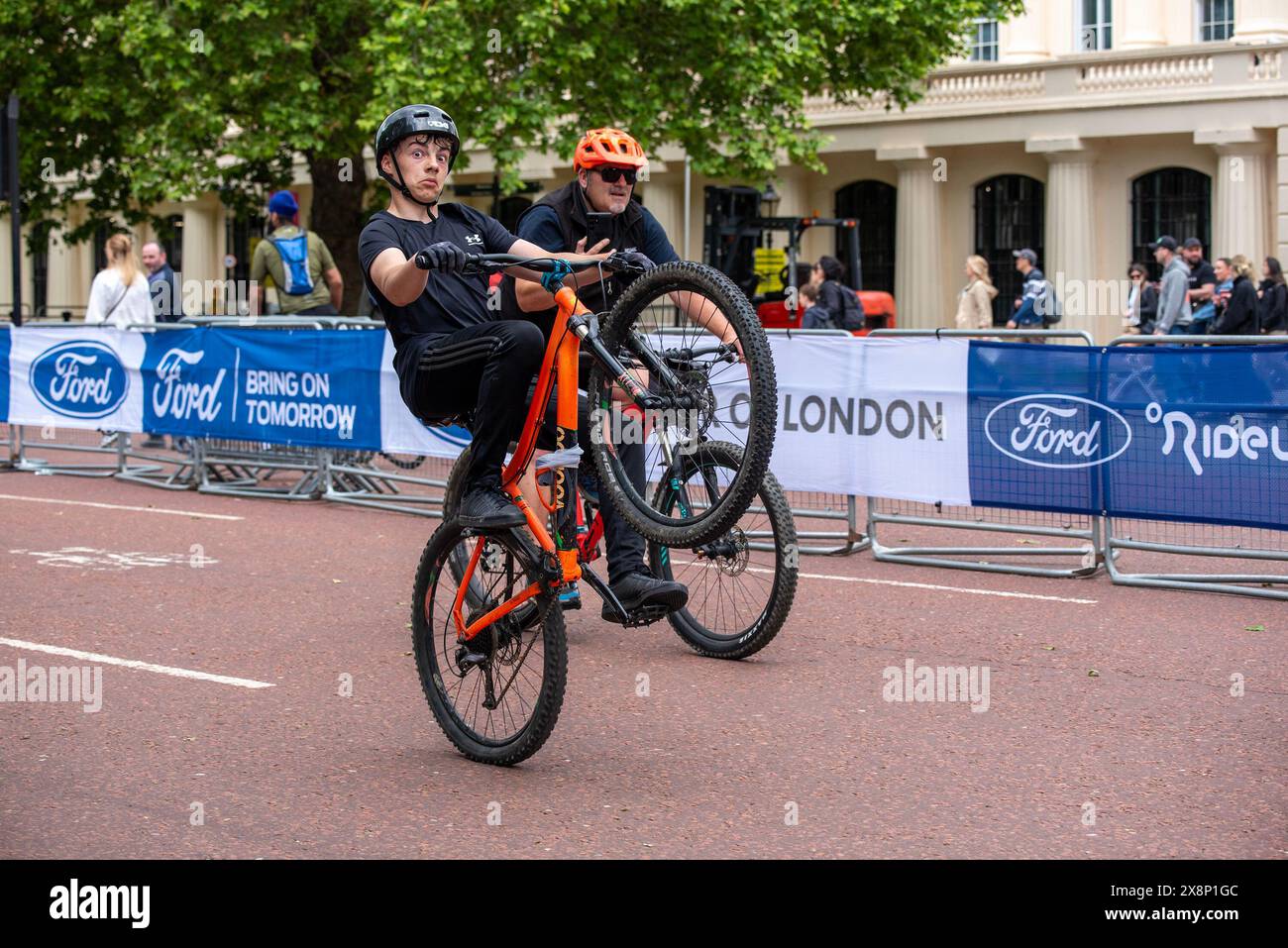London, UK. 26th May, 2024. A cyclist rides his bicycle on the back ...