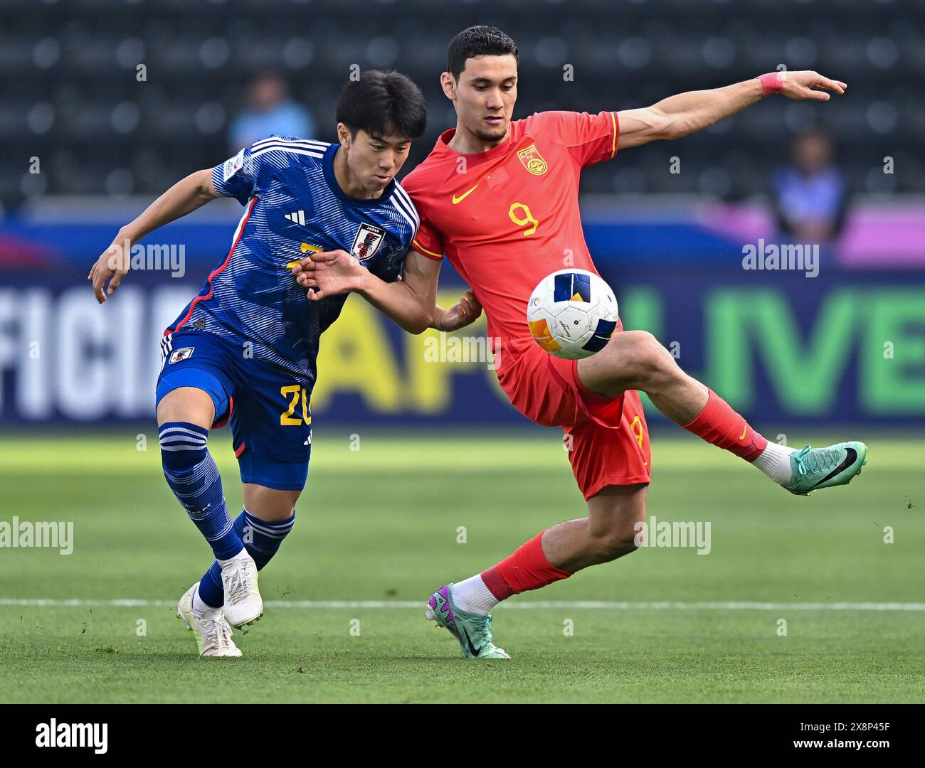 (240527) --BEIJING, May 27, 2024 (Xinhua) -- Behram Abduweli (R) of ...