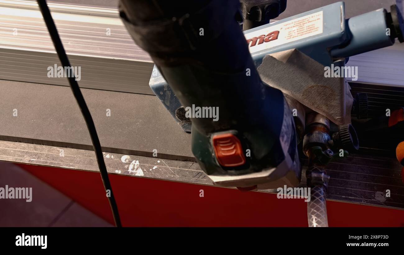 The process of cutting porcelain stoneware slabs with a hydraulic ...