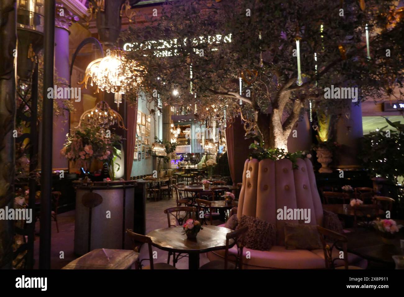 Lisa vanderpump garden hi-res stock photography and images - Alamy