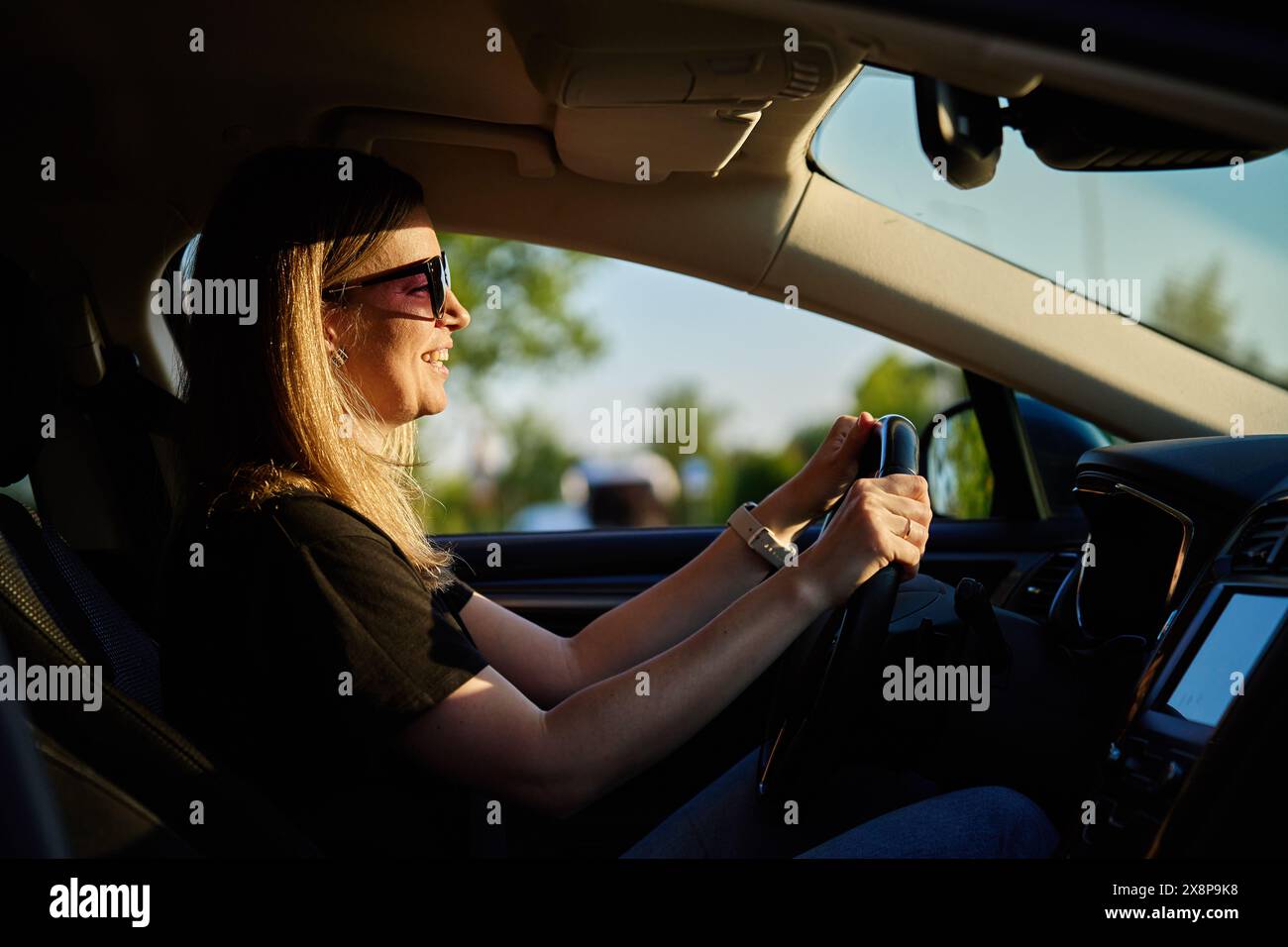 Girl wearing sunglasses in car hi-res stock photography and images - Alamy