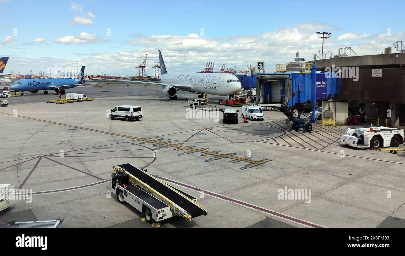 La Compagnie A321neo, left, taxing to the passenger boarding bridge ...
