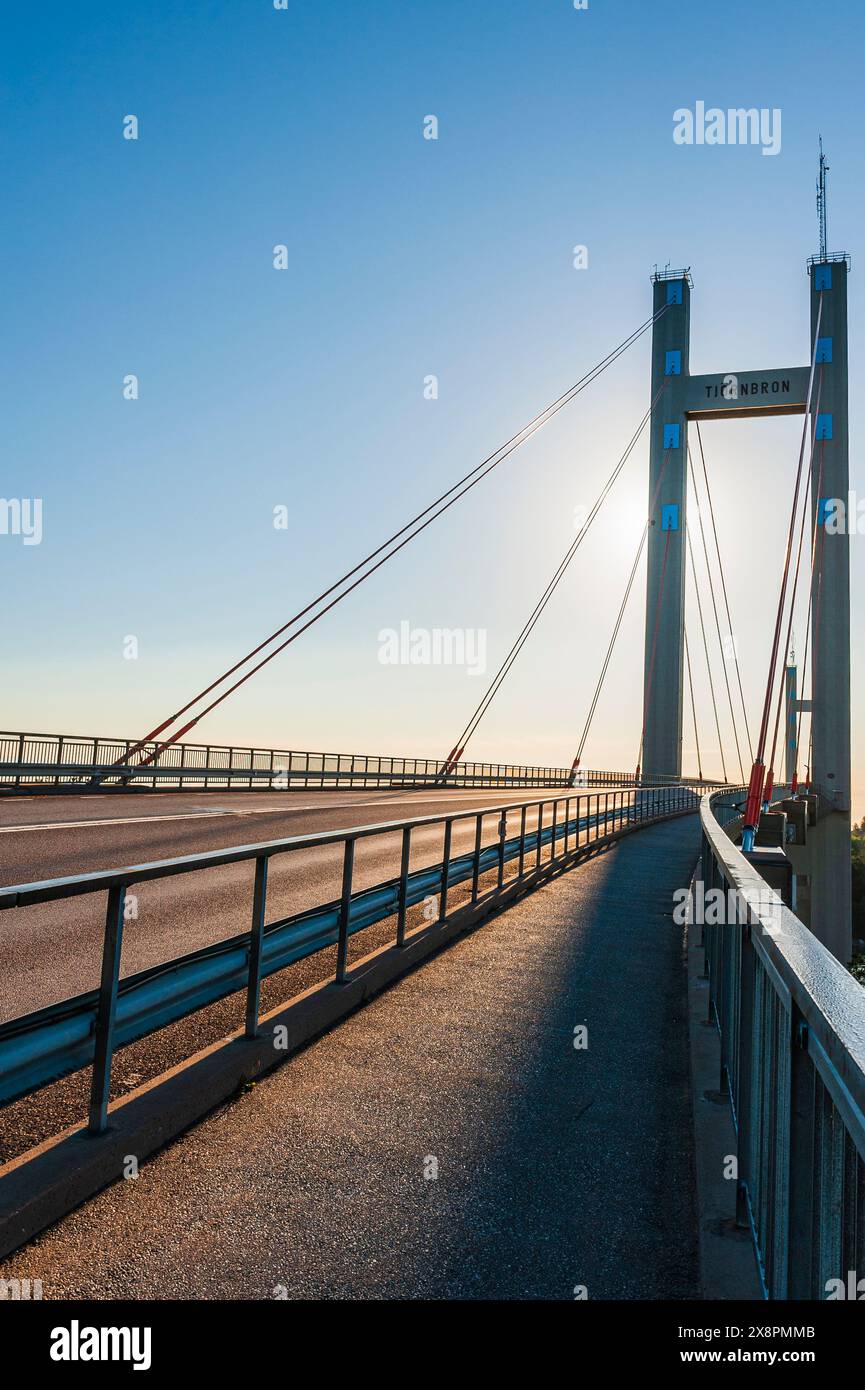 Pedestrians cars move across bridge hi-res stock photography and images ...