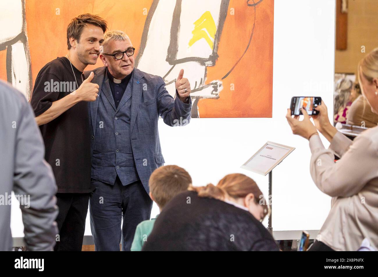 Clueso und Karl Schultz bei der Eröffnung der Ausstellung Udos 10 ...