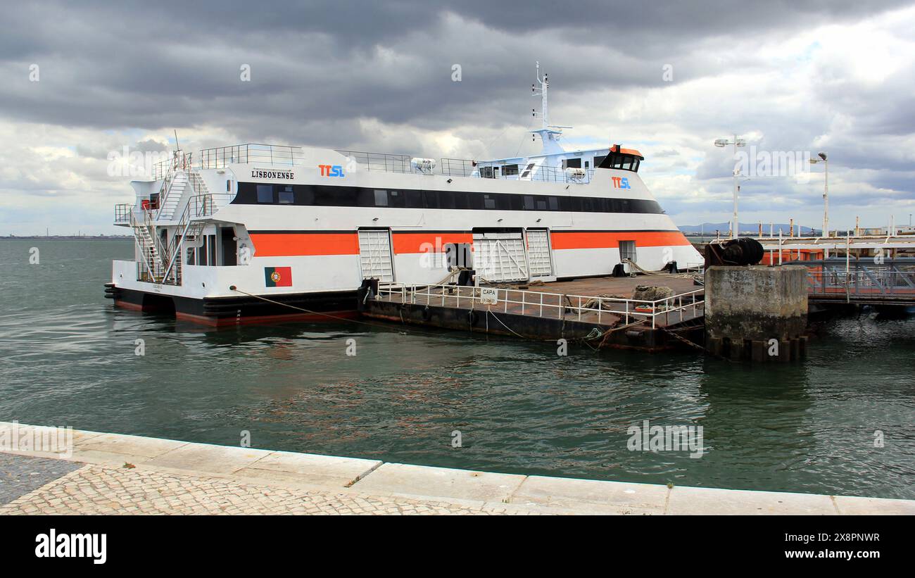 Port of cacilhas lisbon ferry hi-res stock photography and images - Alamy