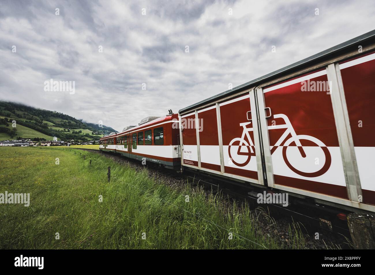 Entlang der Strecke der Pinzgauer Lokalbahn zwischen Zell am See und ...