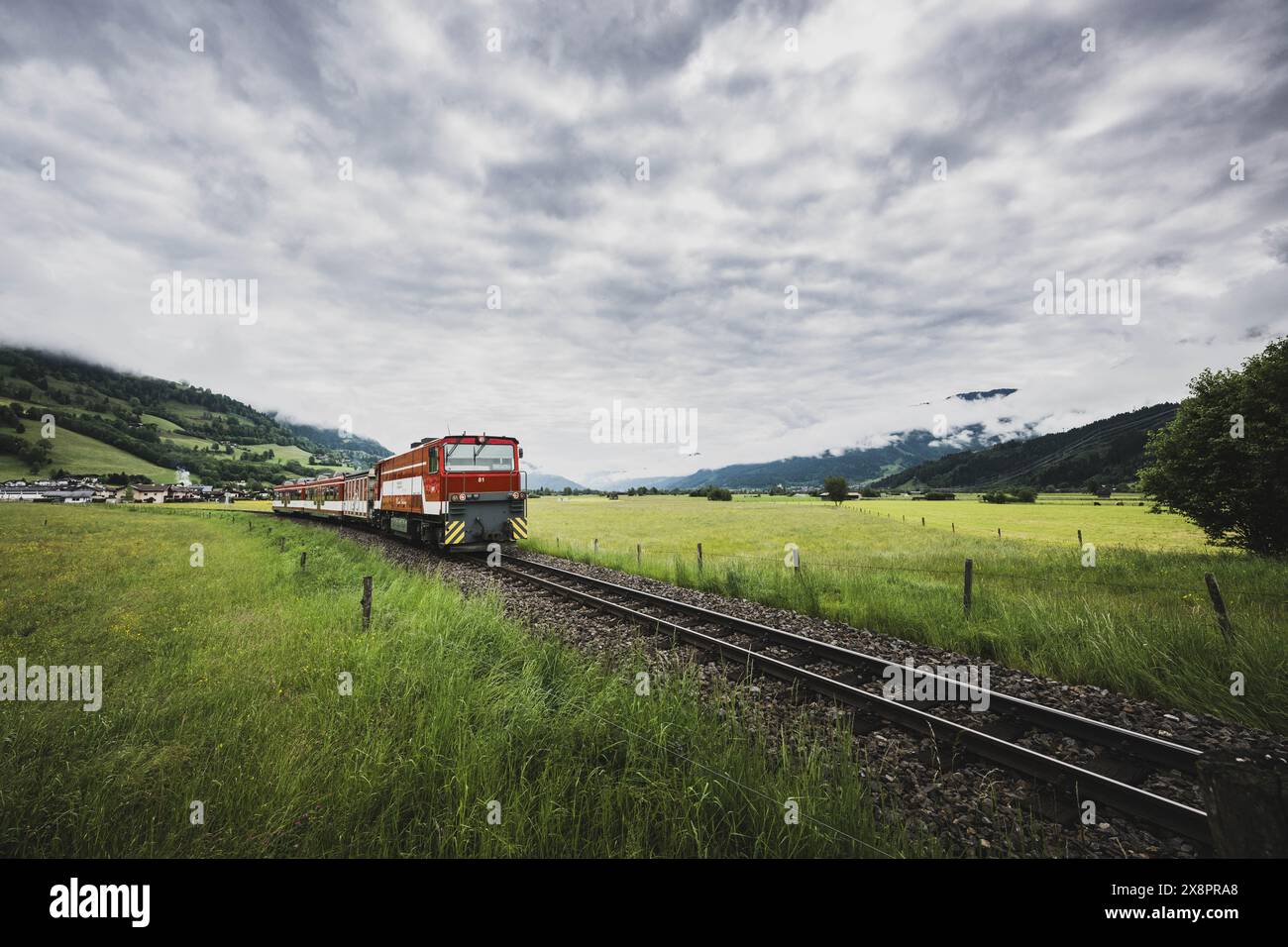 Entlang der Strecke der Pinzgauer Lokalbahn zwischen Zell am See und ...