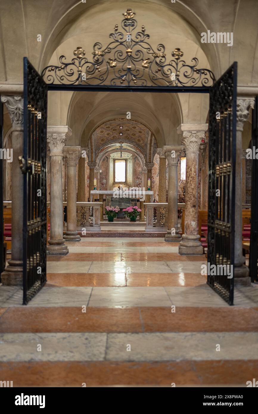 Modena cathedral altar hi-res stock photography and images - Alamy