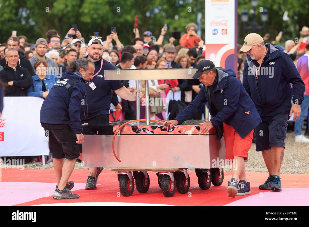 Preparation of the 2024 olympic torch relay cauldron hi-res stock ...