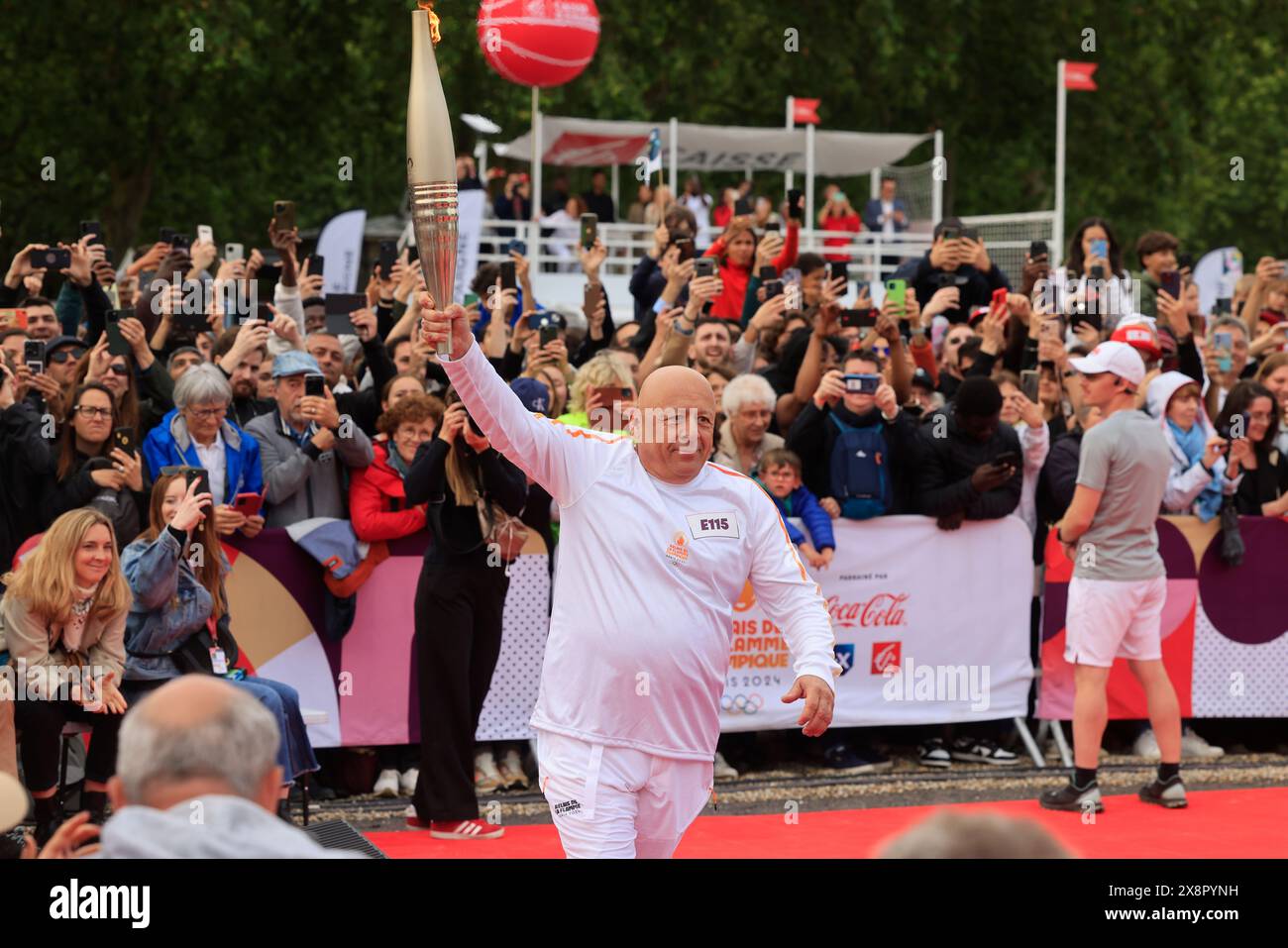 Arrival of the 2024 Olympic torch relay in Bordeaux. Thierry Marx ...