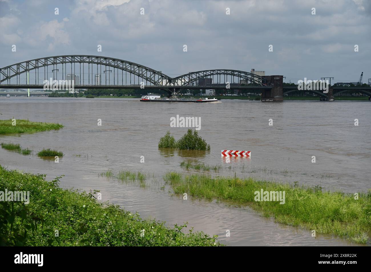Cologne, Germany. 20th May, 2024. Flood in Cologne. South bridge and ...