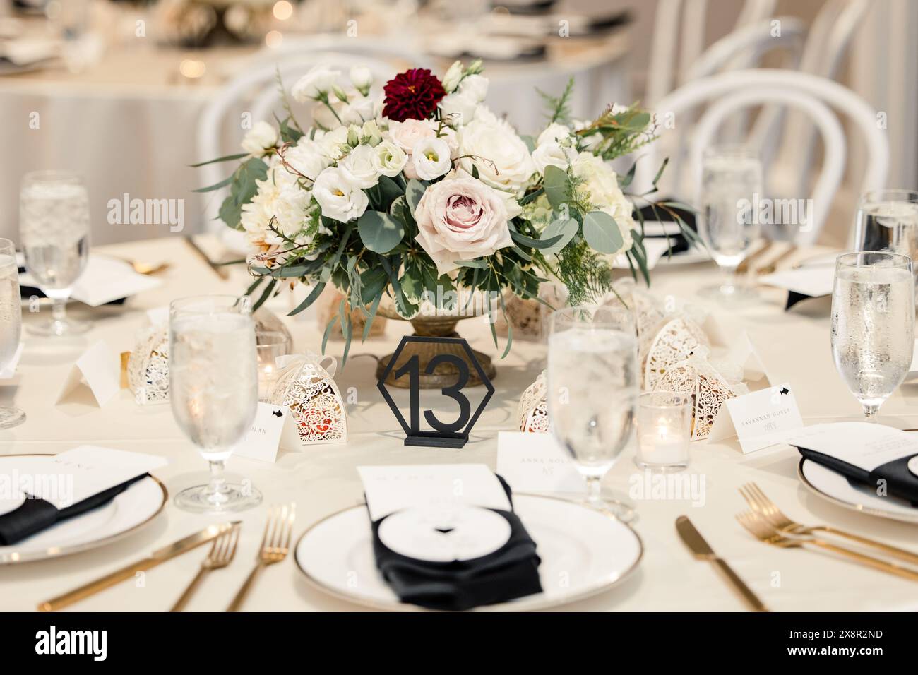 Elegant wedding table setting with floral centerpiece Stock Photo - Alamy