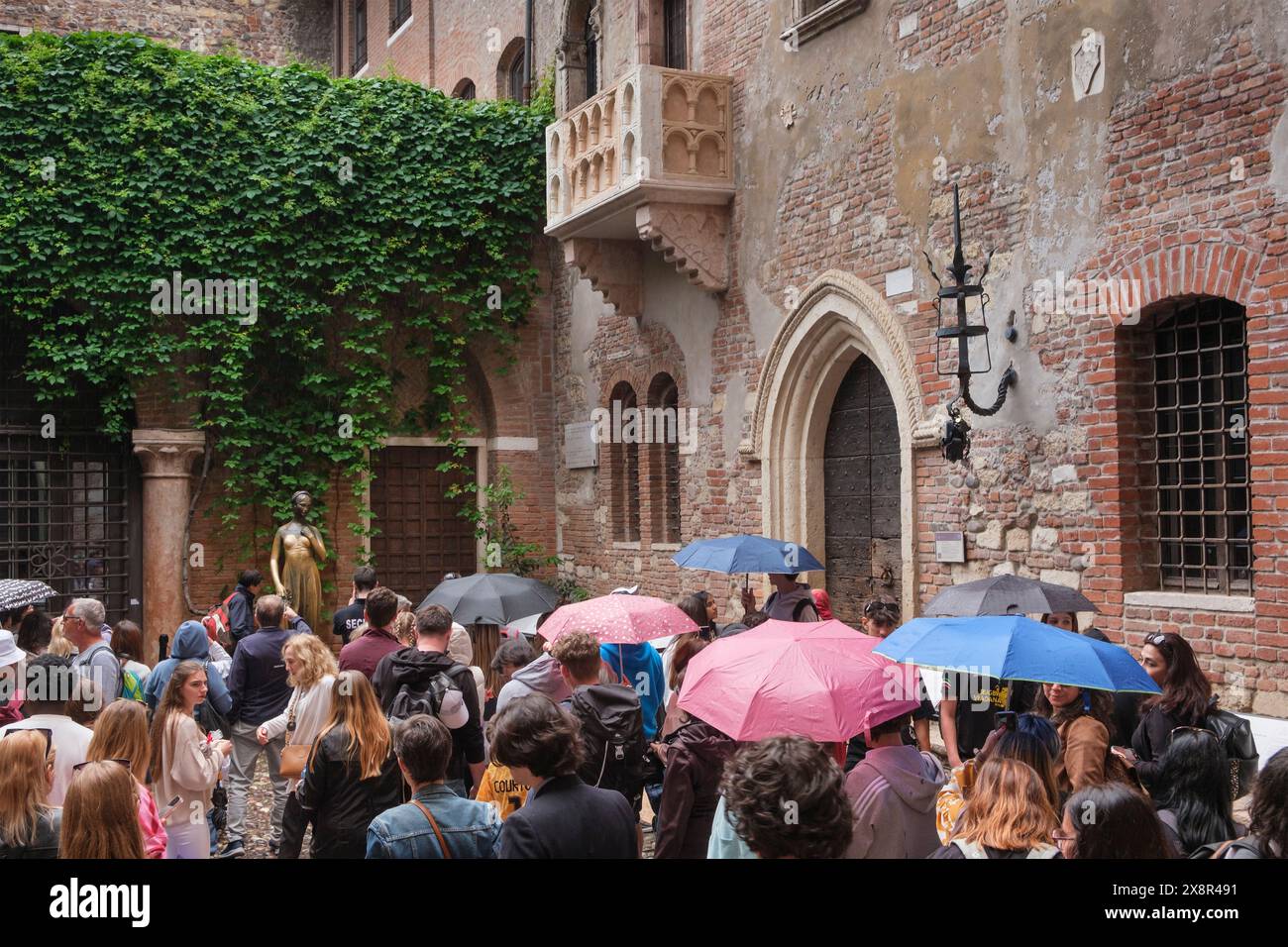 The Casa di Giulietta in Verona with the famous balcony of Juliet ...