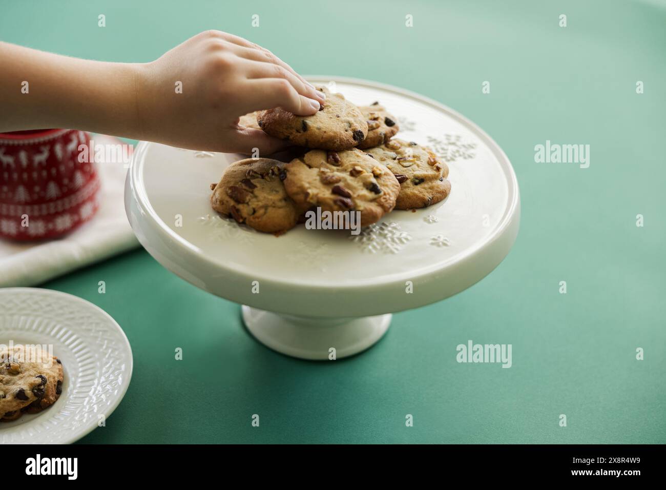 Chocolate chip cookies hand hand hi-res stock photography and images ...