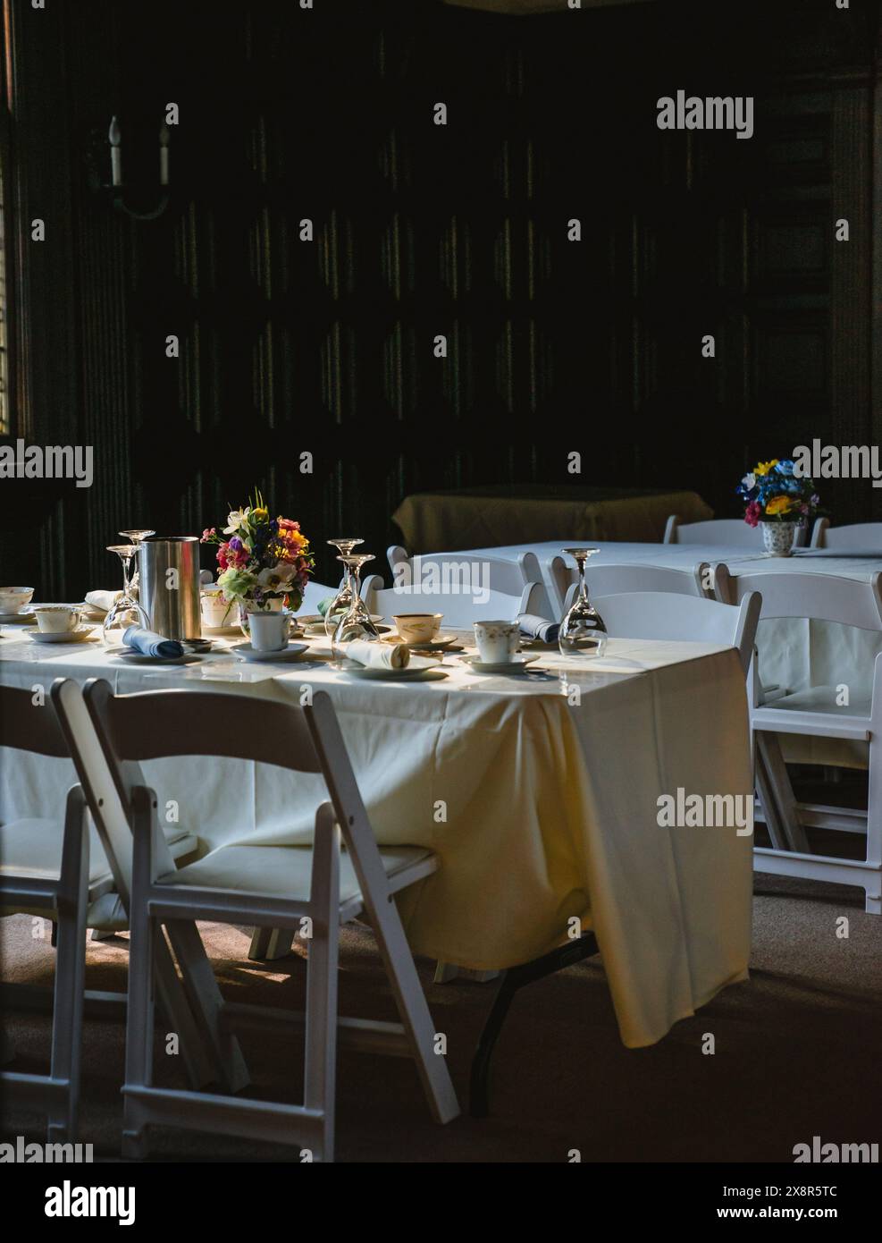 Tablescape spring dinner place setting white linens Stock Photo - Alamy