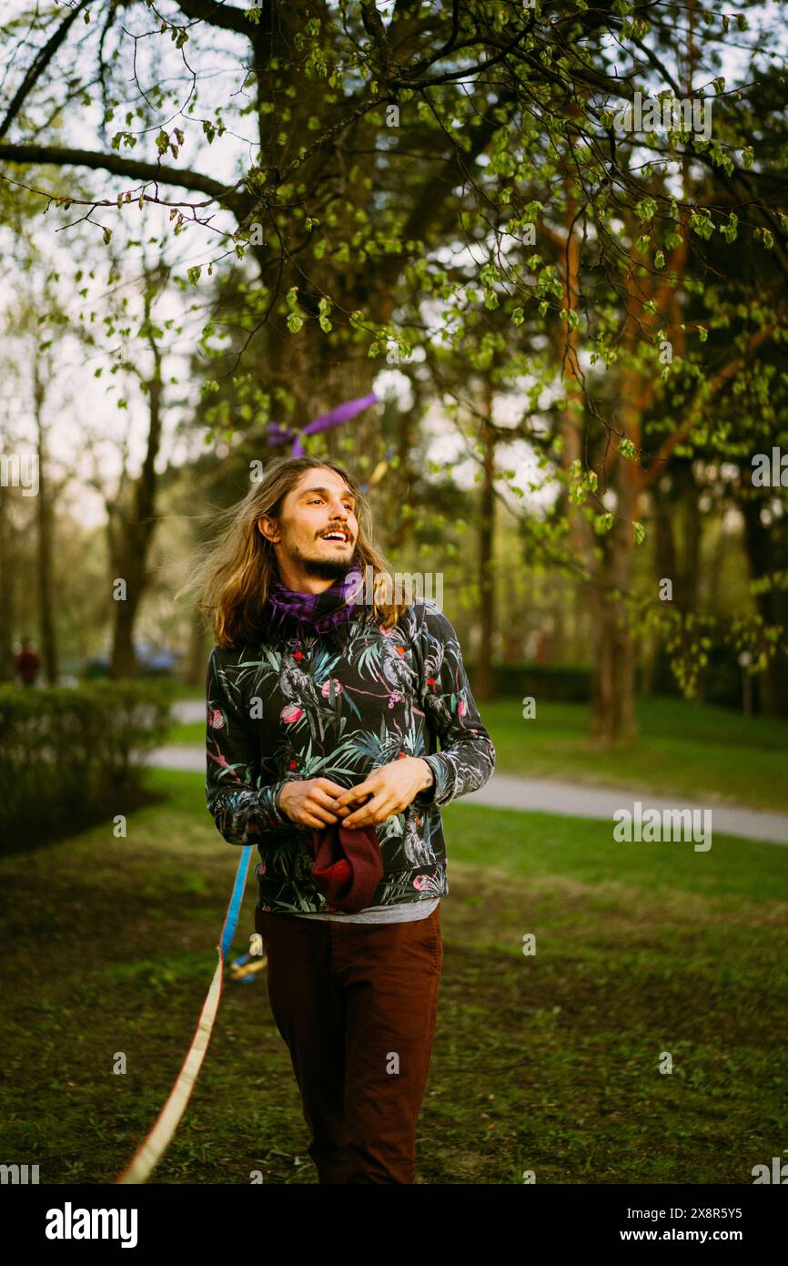 Slackline and park hi-res stock photography and images - Alamy